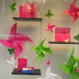 6 Enticing Spring Window Displays
